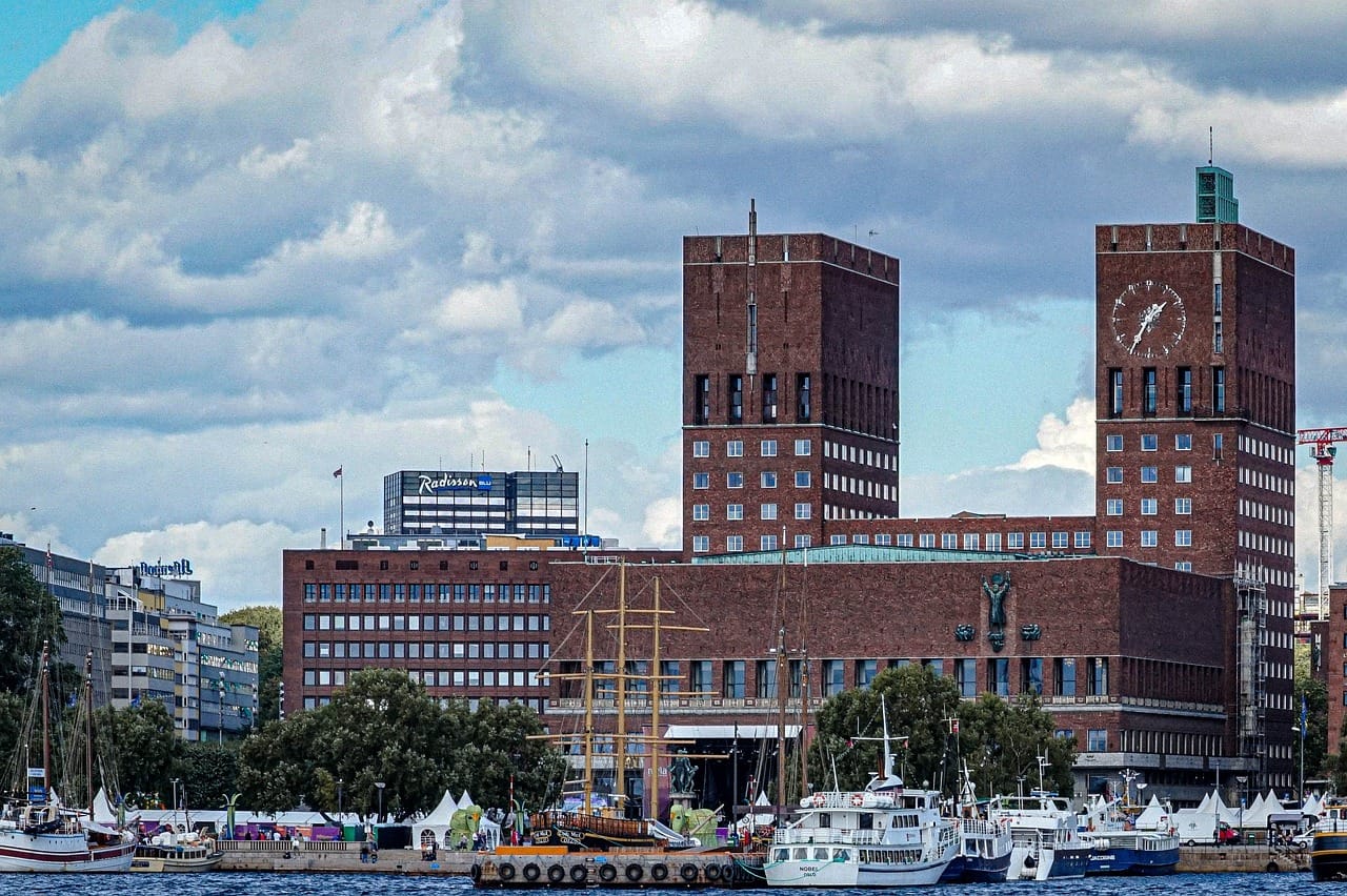 Norwegen beginnt mit Oslo, einer Stadt an den Ufern eines Fjords ...
